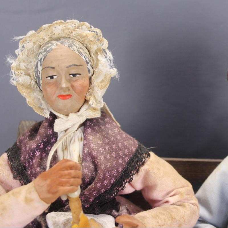 Santon habillé assis sur un banc